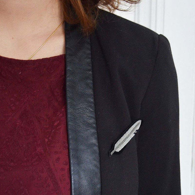 MACON & LESQUOY - Handmade embroidered brooch "Silver feather ...